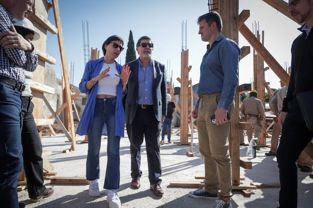 Mayra Mendoza y Alberto Sileoni recorrieron la obra de la escuela ...